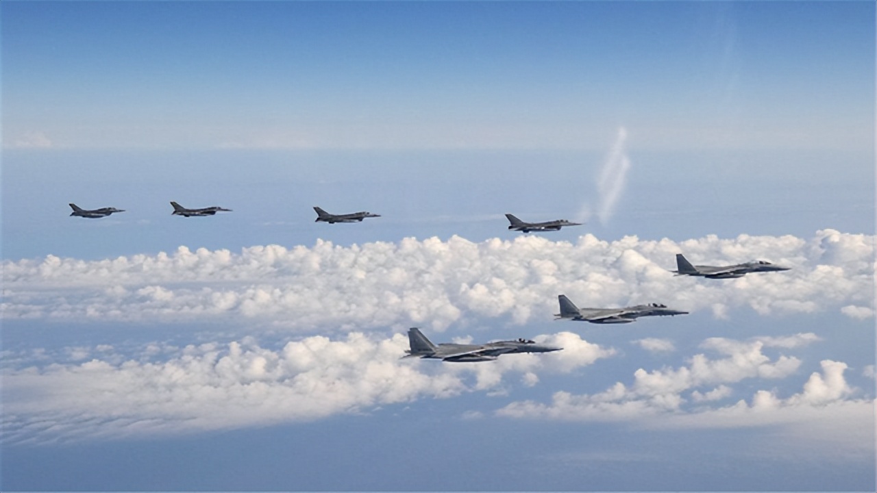 Boom 6K crosses the Miyako Strait: 2 F15s take off, the Japanese shout ...