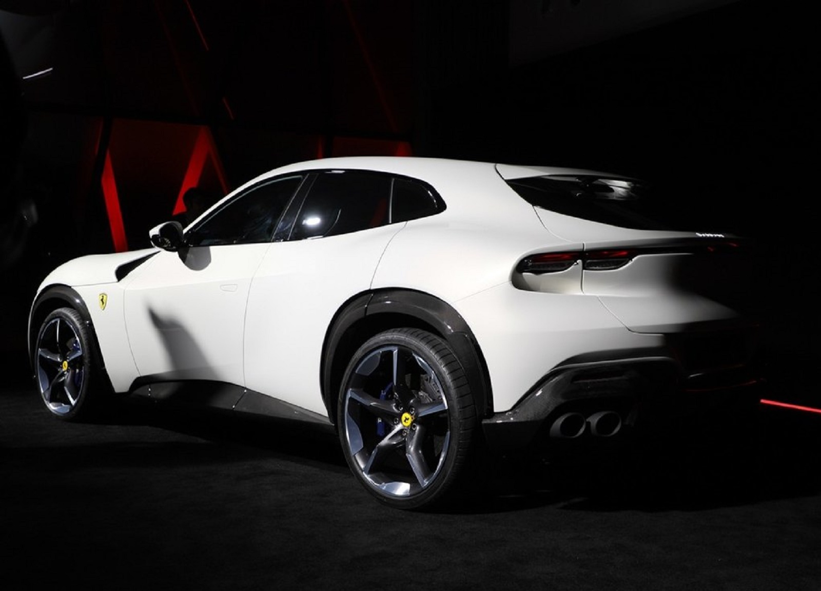 Ferrari finally has an SUV!The "bra"-style center console in the car ...