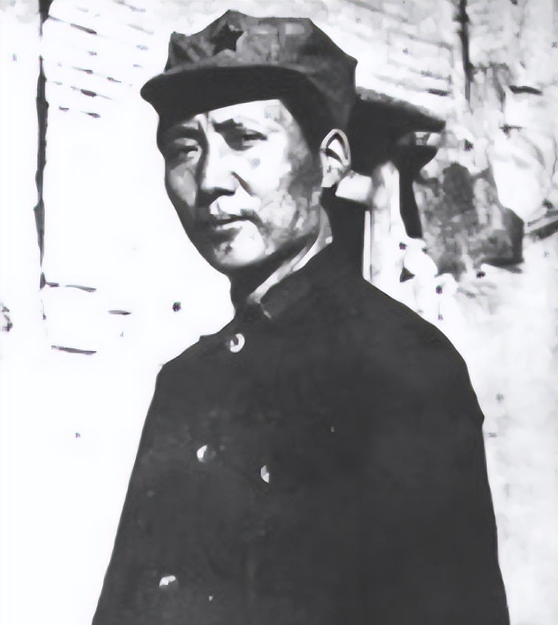 In 1979, He Zizhen went to the memorial hall and subconsciously ...