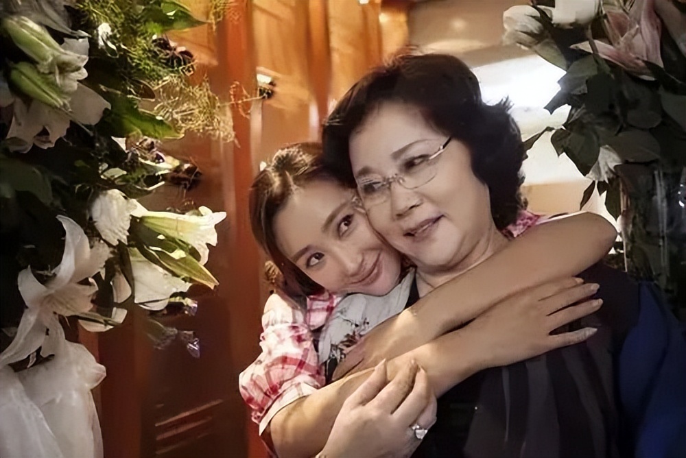 Liu Xiaoqing is 6 years older than Gu Yongfei in the same frame ...