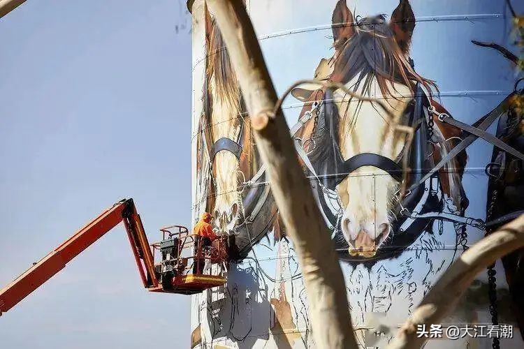 High energy ahead!The 10-meter-long lobster is invading the city - iMedia