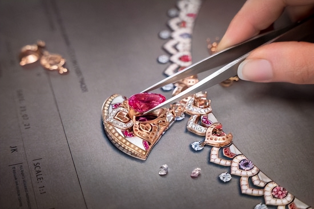 Match with the main stone of large particles of colorful gems!Bulgari ...