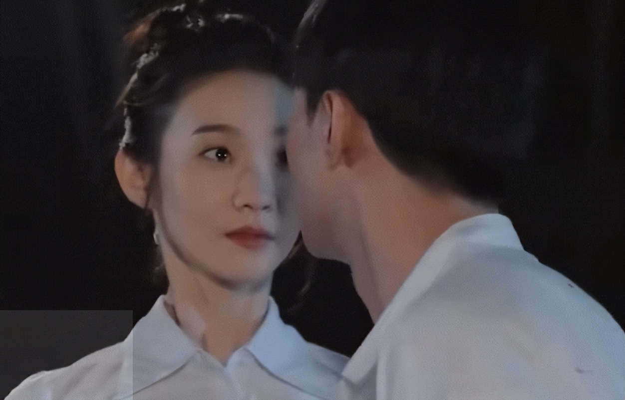 Shi Baiyu and Zhang Yifan's kiss scene caused controversy, privately changed the script to ...