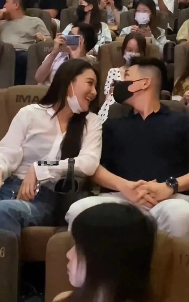 Zhang Xinyu and her husband He Jie are in the same frame, appearing to support Wang Baoqiang's ...