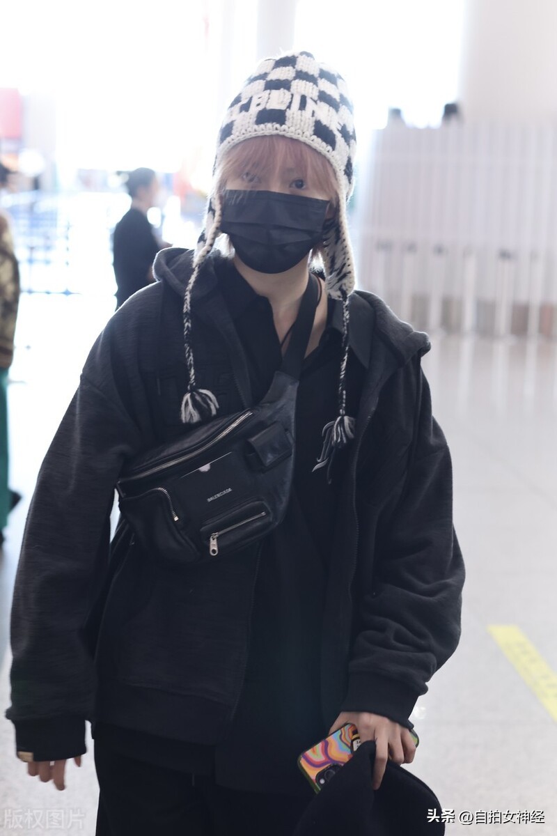 Lin Fan arrived at Beijing Airport, wearing a black hoodie very low-key ...