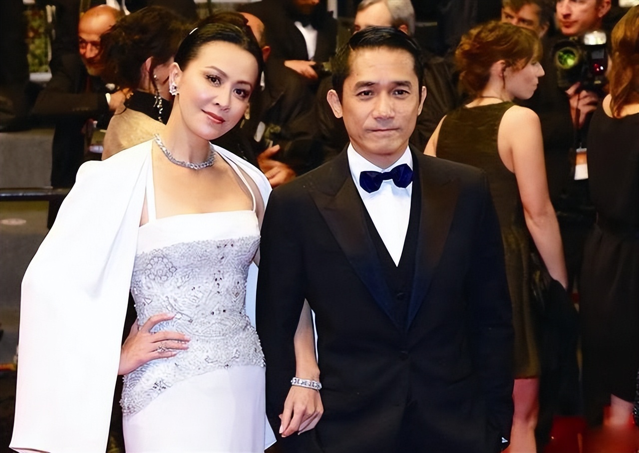 Carina Lau's best friend wrapped her legs for Leung Chiu Wai's birthday ...