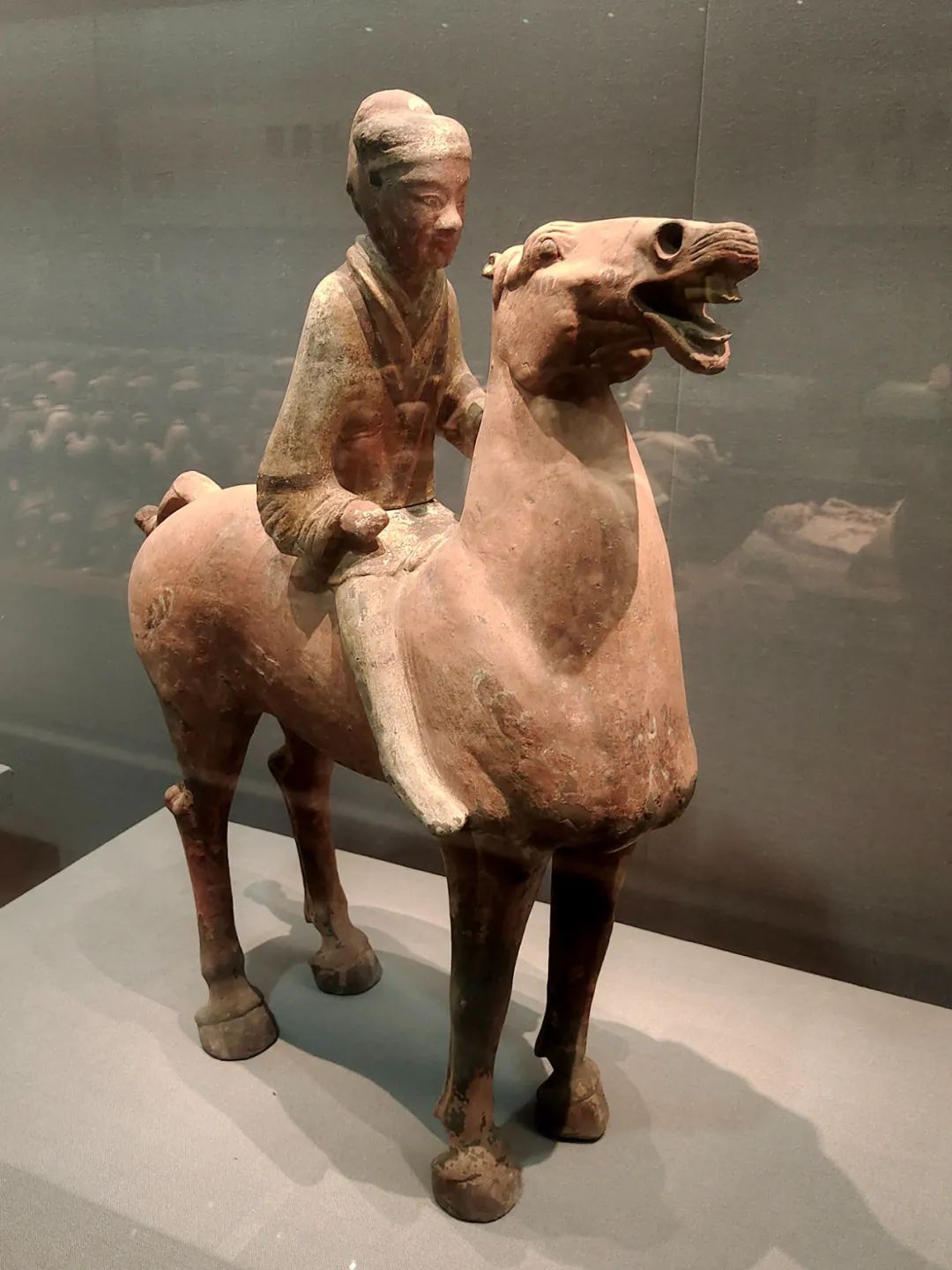 In 1965, in Yangjiawan, Xianyang, three thousand underground troops of ...