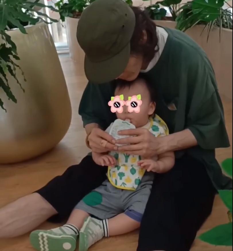 Xiang Zuo shai takes his son on a daily basis, and the recent photo of ...