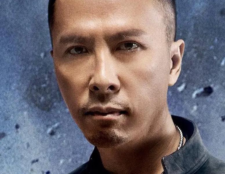 69-year-old Zhao Yazhi appeared at the subway station, wearing a ...