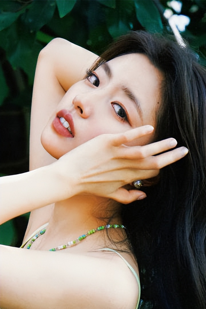 Cozy and beautiful! Xu Ruohan's green suspender skirt with the photo ...