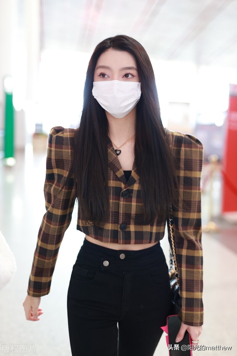 Li Ziting departs from Beijing Airport to show her beautiful legs in ...