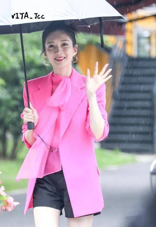 Jiang Shuying rose red suit with black shorts - iNEWS