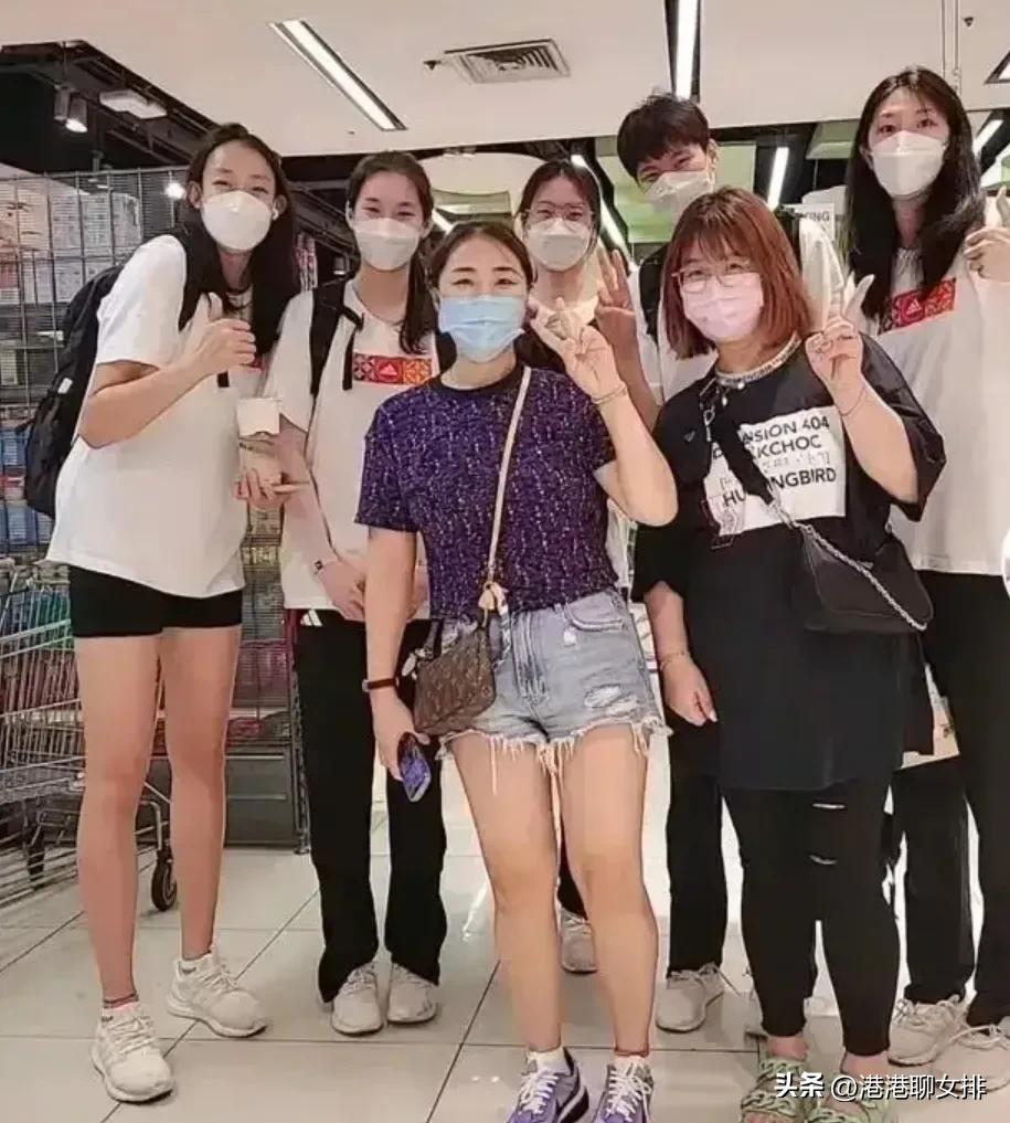 Wu Mengjie is in good condition!The players of the Chinese women's volleyball team took a group ...