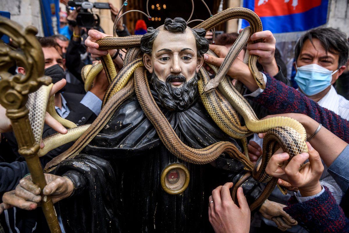 Do you dare to participate in the annual live snake celebration? - iNEWS