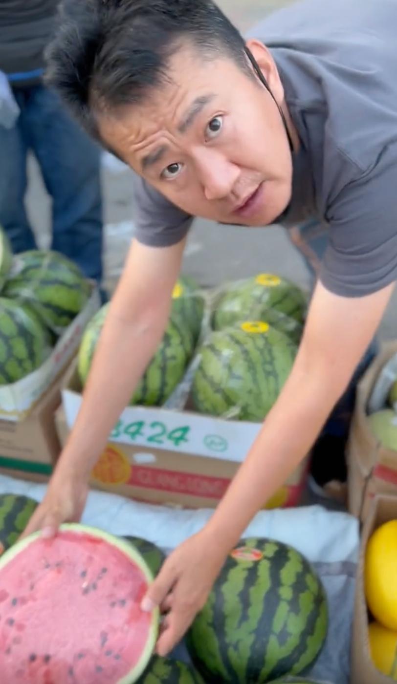Actor Li Jiaming sells fruit on the street!He revealed that he had no ...