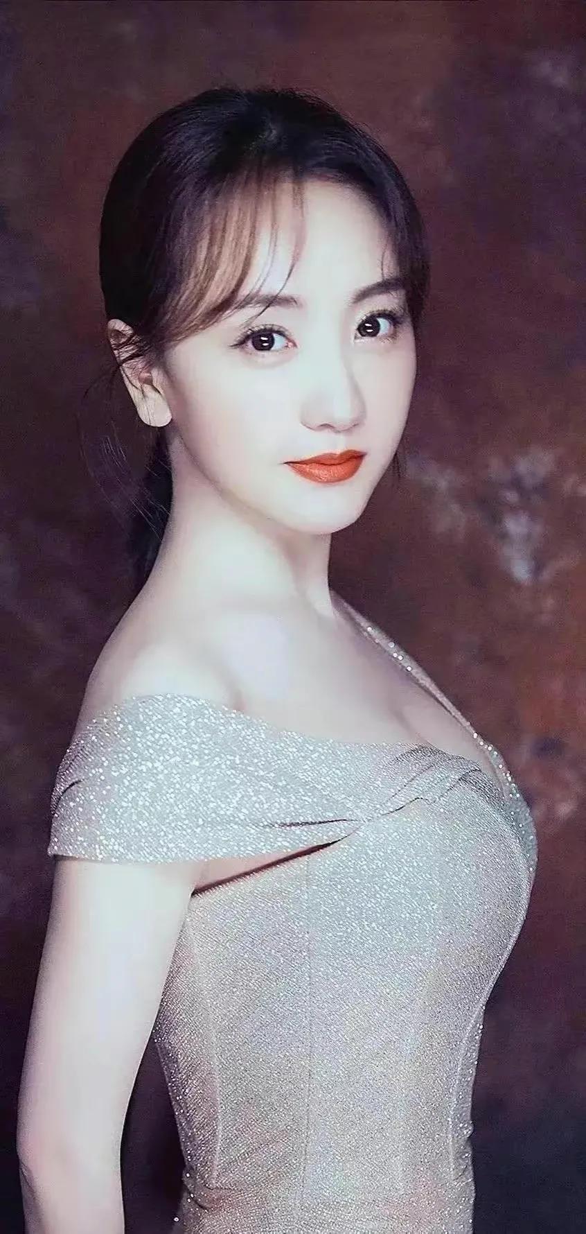 Beautiful photos of Yang Rong - iNEWS