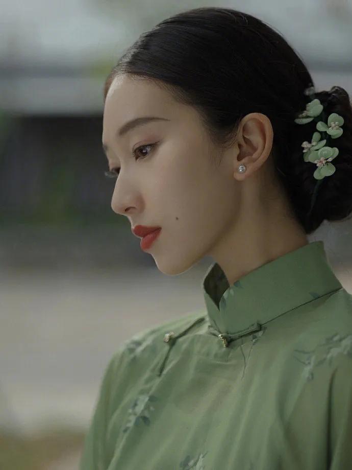 Liu Lingzi is wearing a green retro cheongsam with a full demeanor and ...