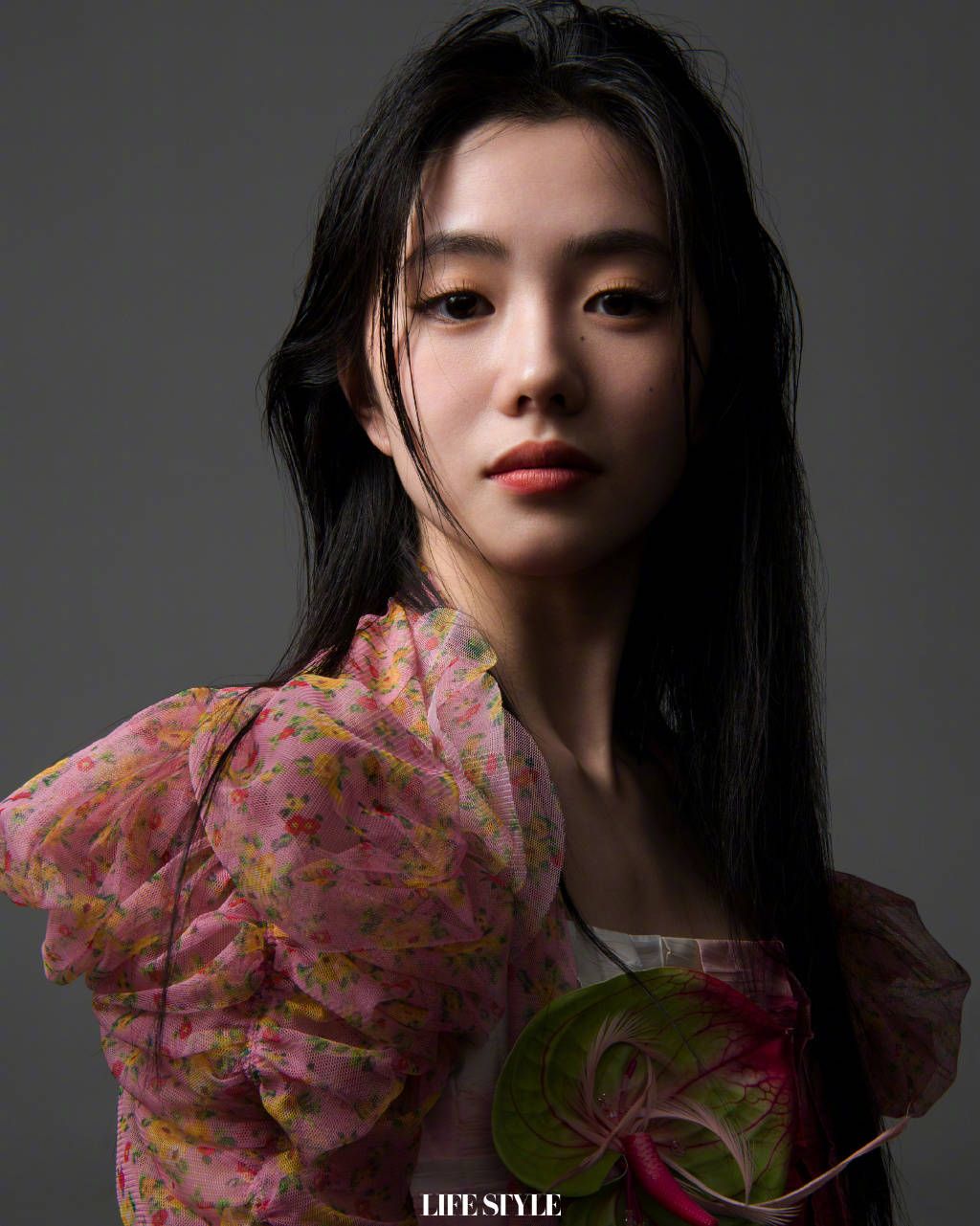 "Liu Haocun's dopamine modeling blockbuster - pink sequined hat ...