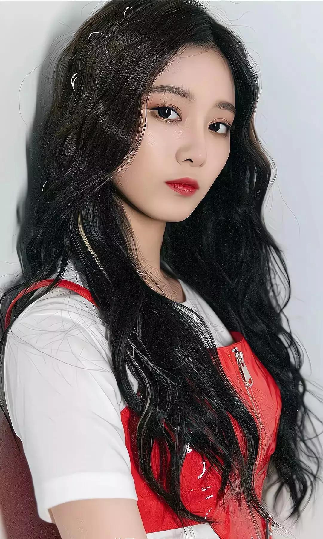 Share pictures - Xu Yiyang, the goddess of temperament - iNEWS