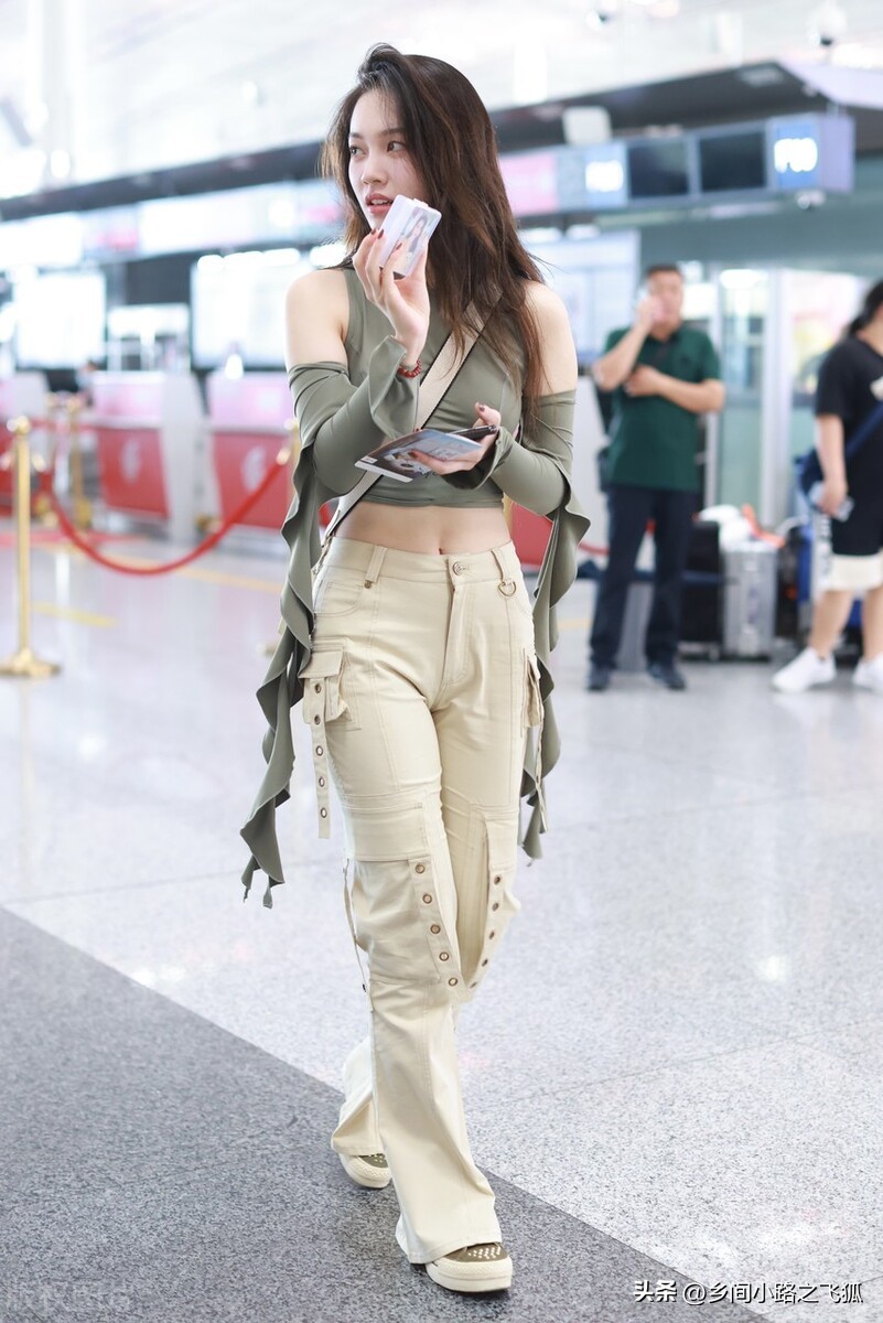 Fu Ya Ning appeared at Beijing Airport, wearing a short T-shirt with ...
