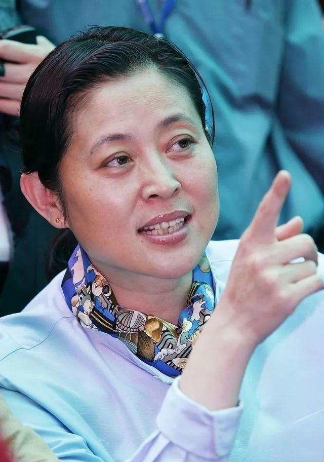 China's famous TV host - Ni Ping - iNEWS