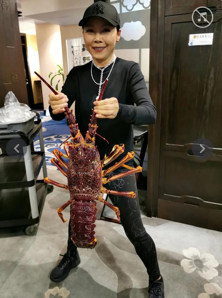 Tian Zhen shares luxurious life abroad, holding a large lobster half the height of a person ...