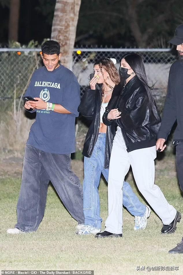 Justin Bieber, in scruffy pants, sings shirtless, with Kylie and Haley ...