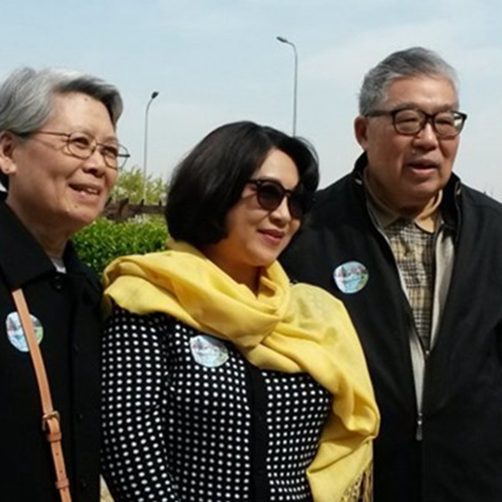 Jet Li posted a recent photo of his wife, 61-year-old Li Zhi is old, 62 ...