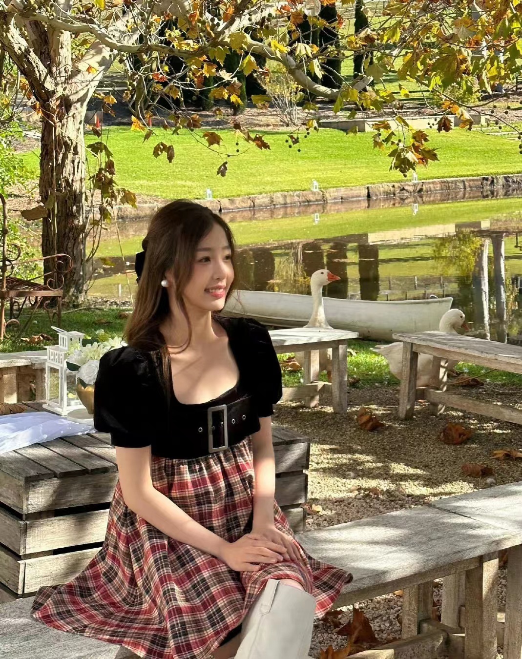 Yu Shuxin is on vacation at the manor, wearing a black lantern sleeve ...