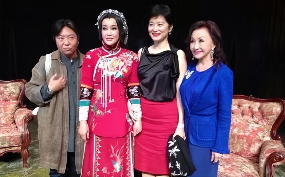 Liu Xiaoqing and Lin Qingxia are in the same frame, one is forced to be ...