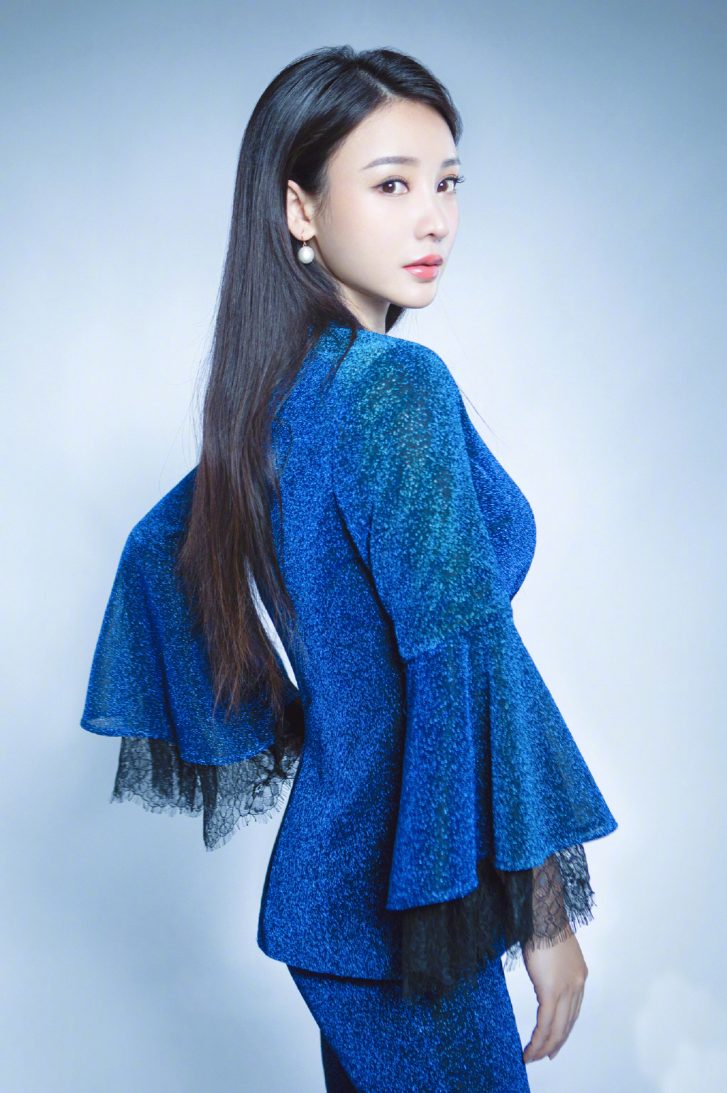 Worthy of being Liu Yan, wearing a blue flared sleeve suit with bumps ...