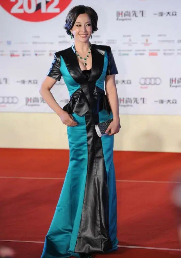 Liu Xiaoqing and Huang Meiying both wear red dresses, one is still elegant and dignified, like ...