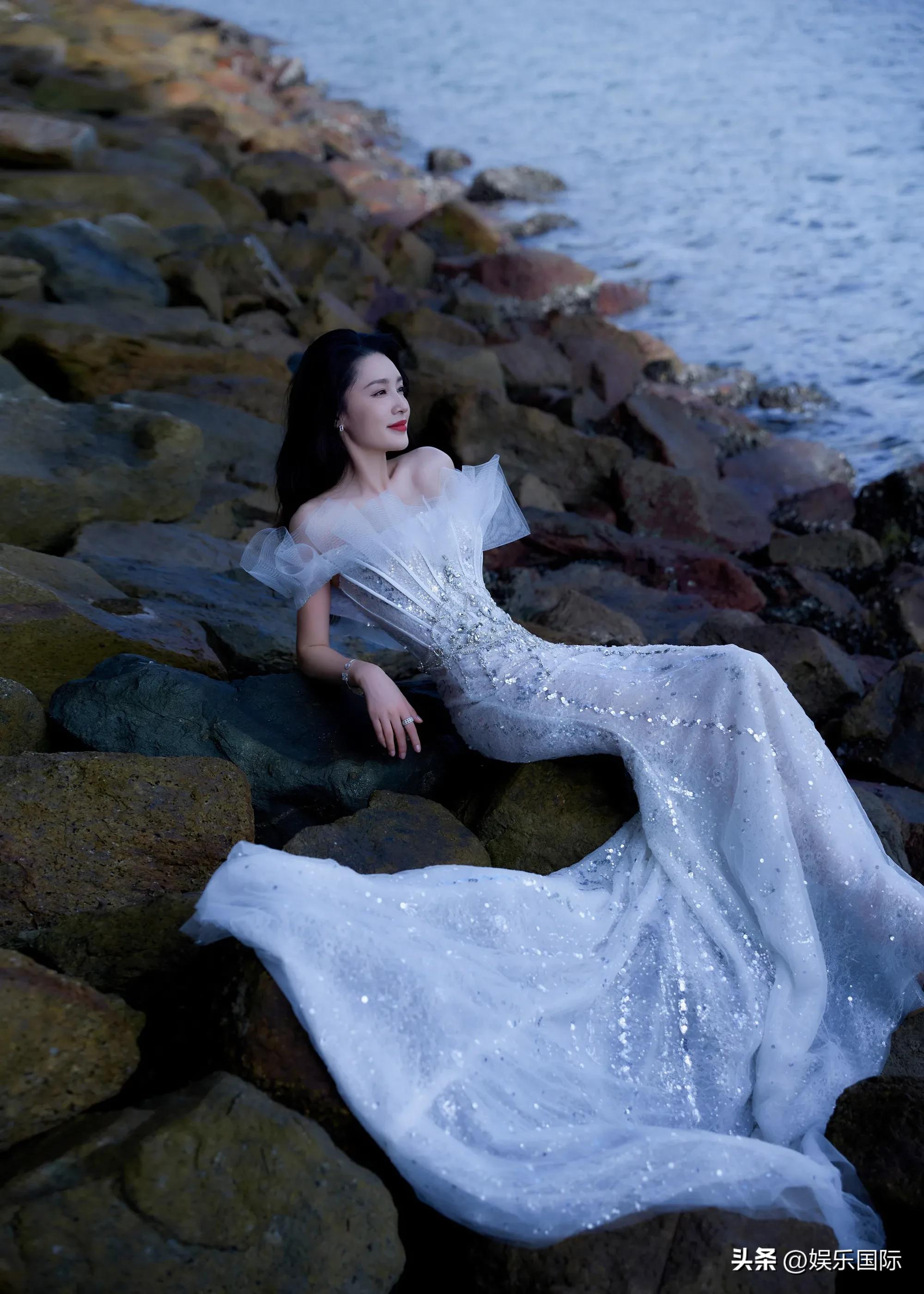 Li Qin wears a sequined long-tail skirt like a mermaid half lying on ...