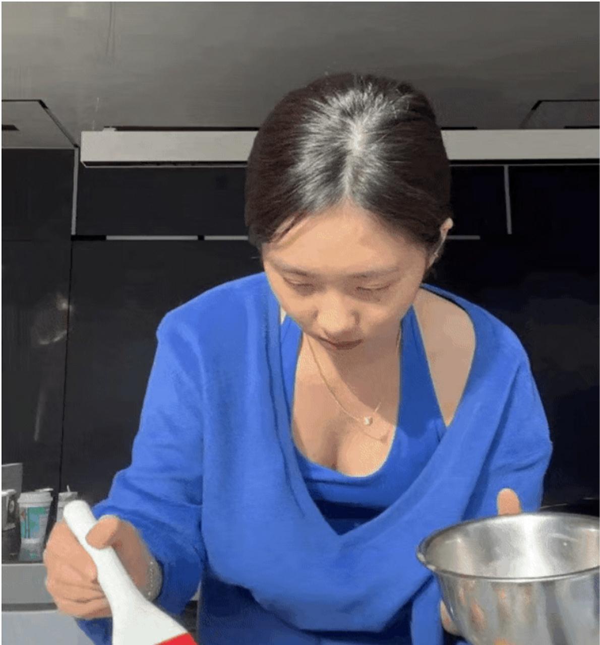 Huang Duoduo's recent photos are full of charm, and his sexy body is ...