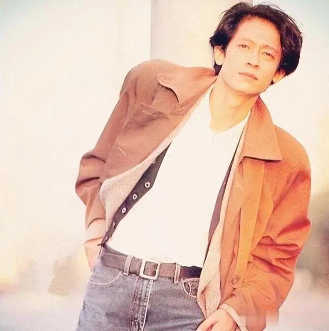 Pointing the middle finger at the camera and refusing to cooperate with ...