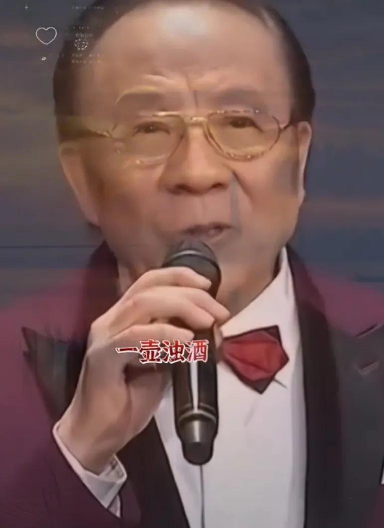 In his 70s, Mr. Yang Hongji once again sang the theme song of "Romance ...