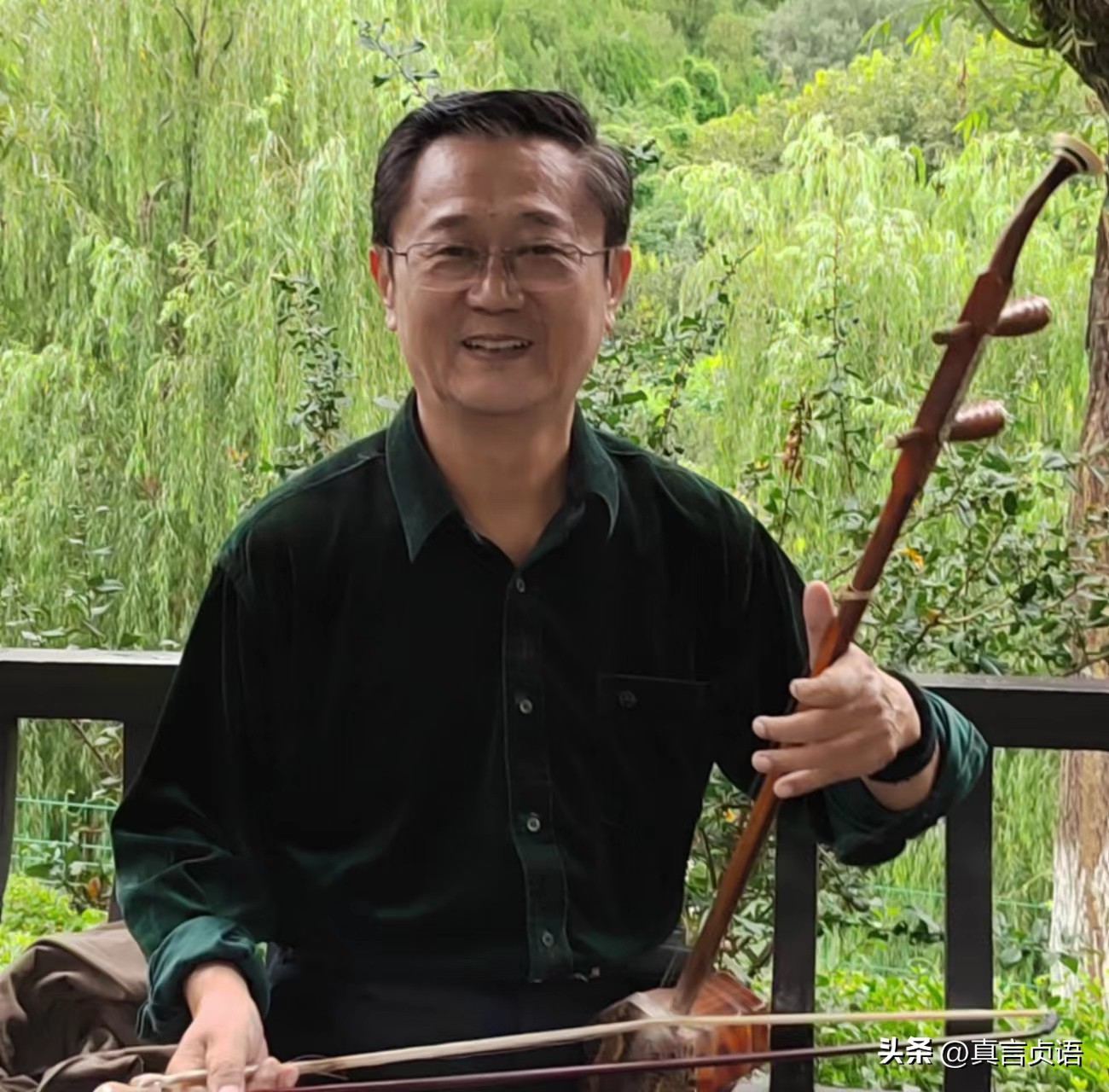 Linquan invites the bright moon with wine, cooks tea and enjoys ...