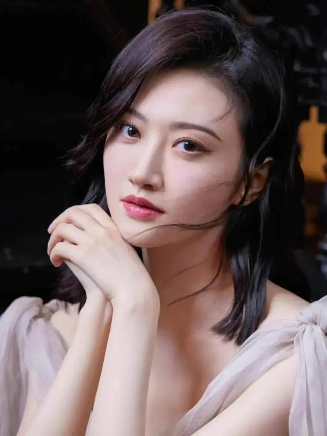 Jing Tian: Long skirt, fair skin and beautiful appearance, so beautiful ...