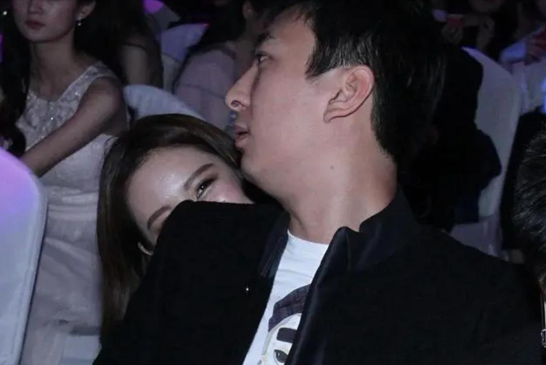 In a suit, Li Zekai's "underpants" are all gone. Netizens: Wang Sicong is just an onion - iNEWS