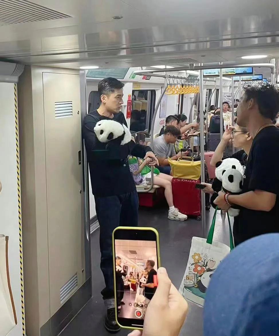 I met Hu Ge by chance on the subway. He is really tall and thin. The ...