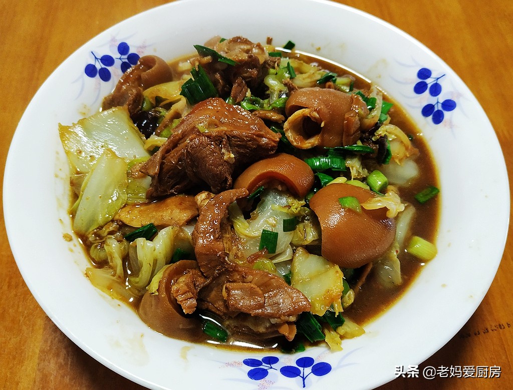 Qidong-style braised mutton~ A large bowl of braised mutton is served ...