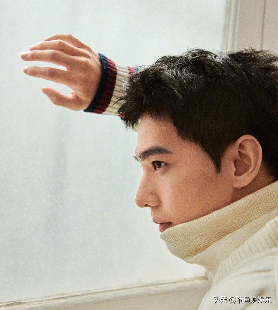 Yang Yang shows off his muscles in a photo shoot and wears a white vest ...