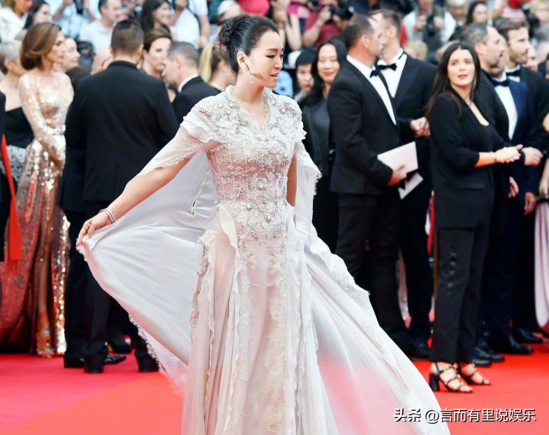 Gong Li and his wife walked the red carpet holding hands. The 75-year ...