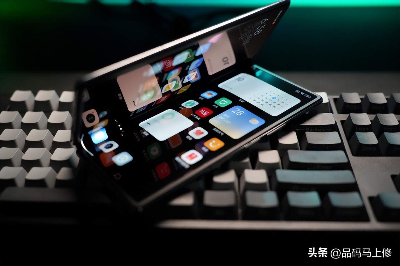 How far is the folding screen phone from us... - iNEWS