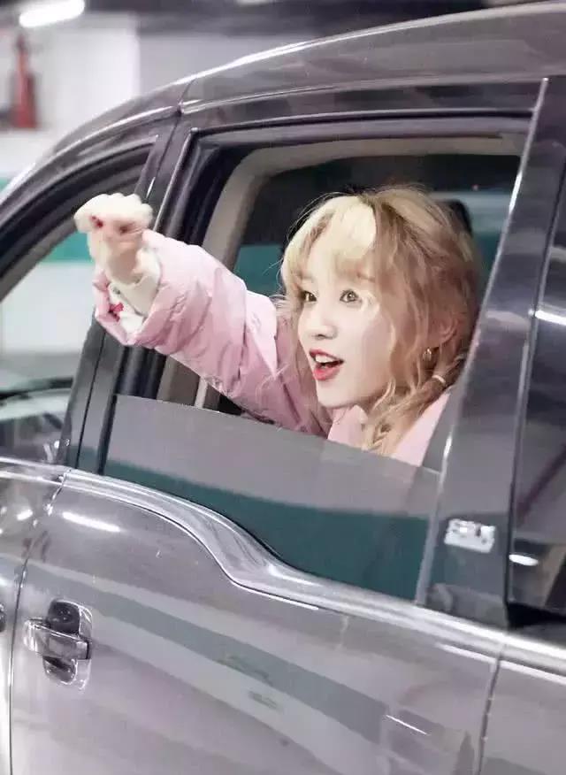 Song Yuqi, a new member of Running Man, showed up at the airport with ...