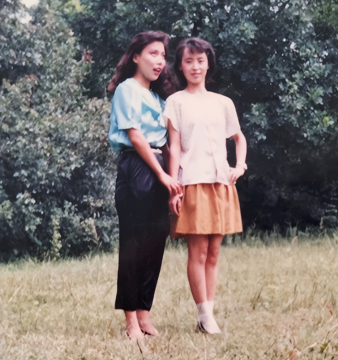 Old photos: Women of the 90s, brightly dressed and energetic - iNEWS