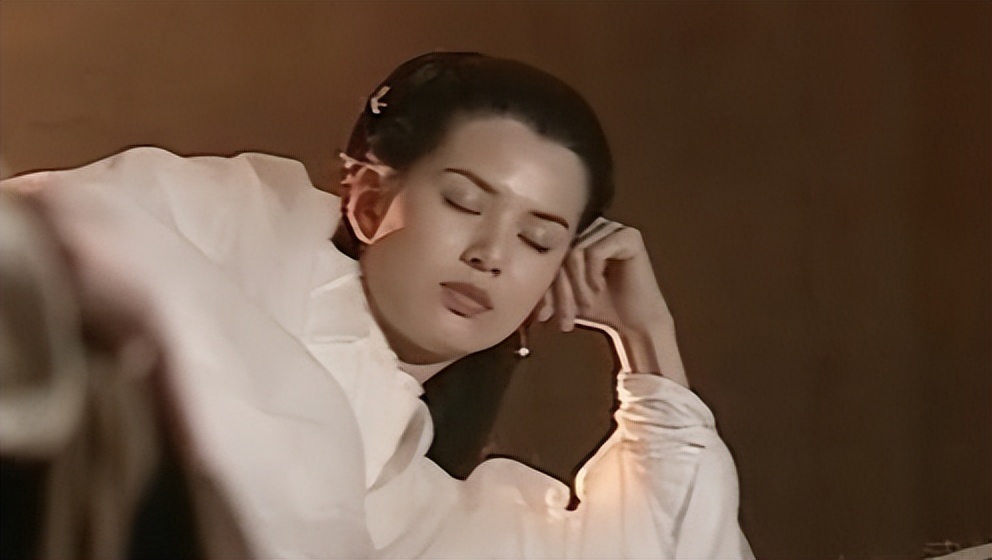 Li Ruotong posted a difficult yoga video, with a double chin and ...