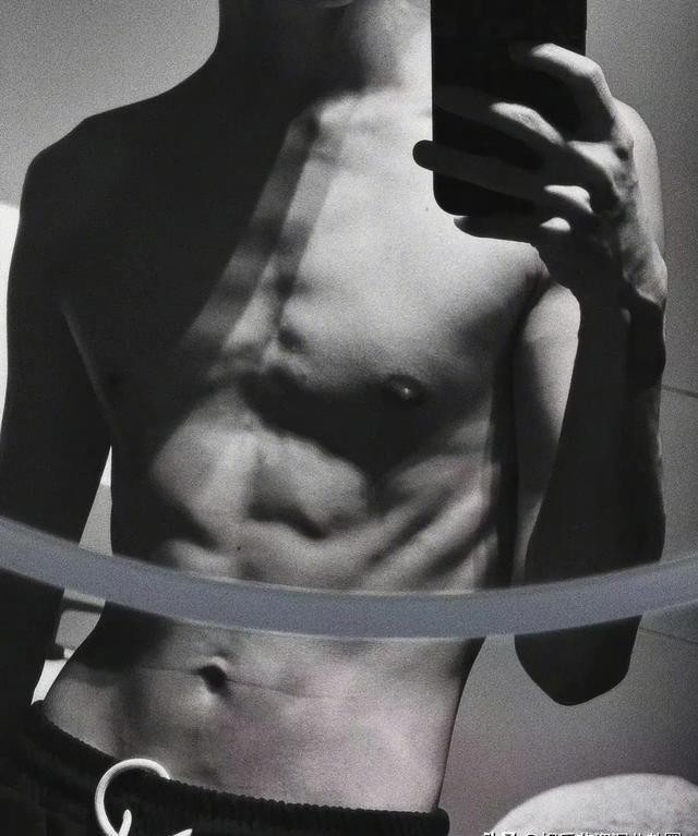 Luo Yunxi shows off his abdominal muscles, works hard to change his ...