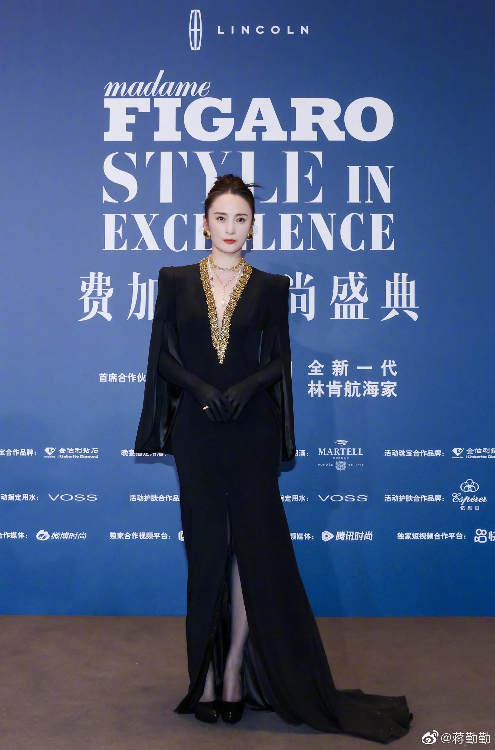 47-year-old Jiang Qinqin is as slender as a girl! Her face is also very ...