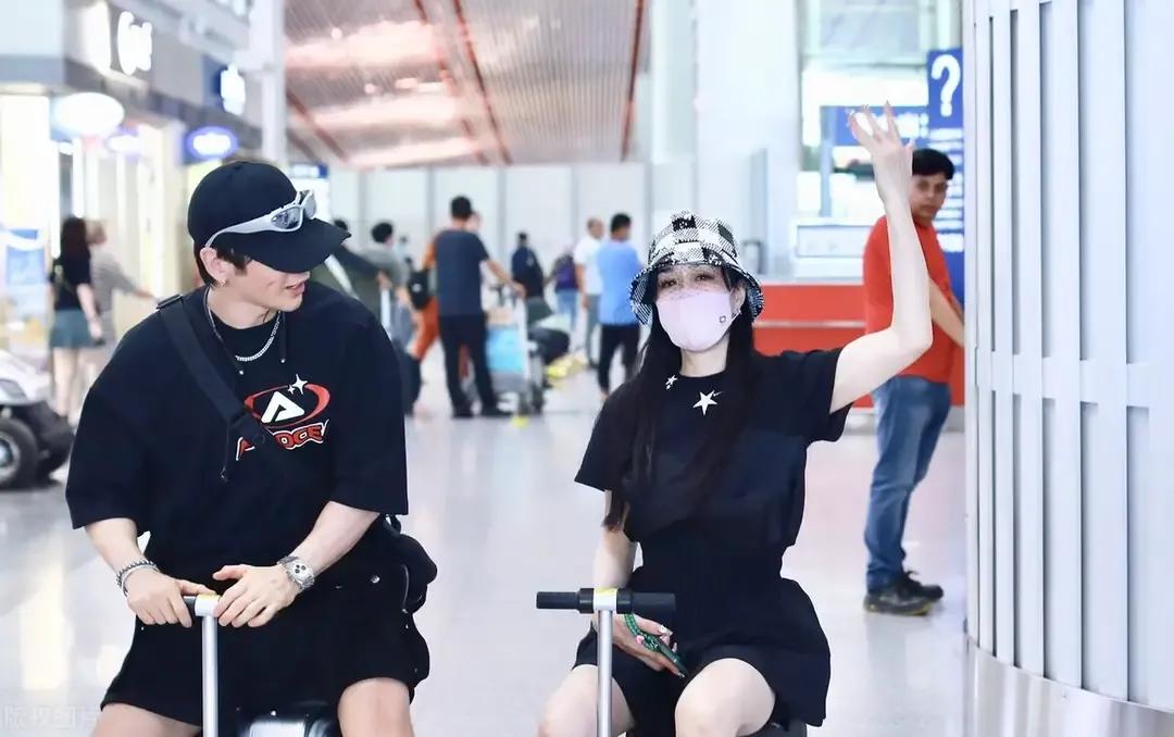 Christy Chung and Zhang Lunshuo show off their love at the airport ...